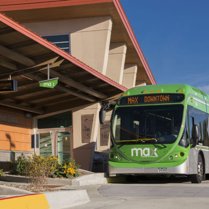 bus-outside-bus-station-building - Transfort